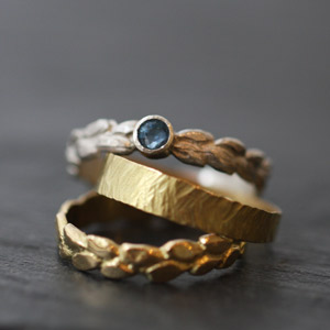 Anneaux larges et alliances en argent et or